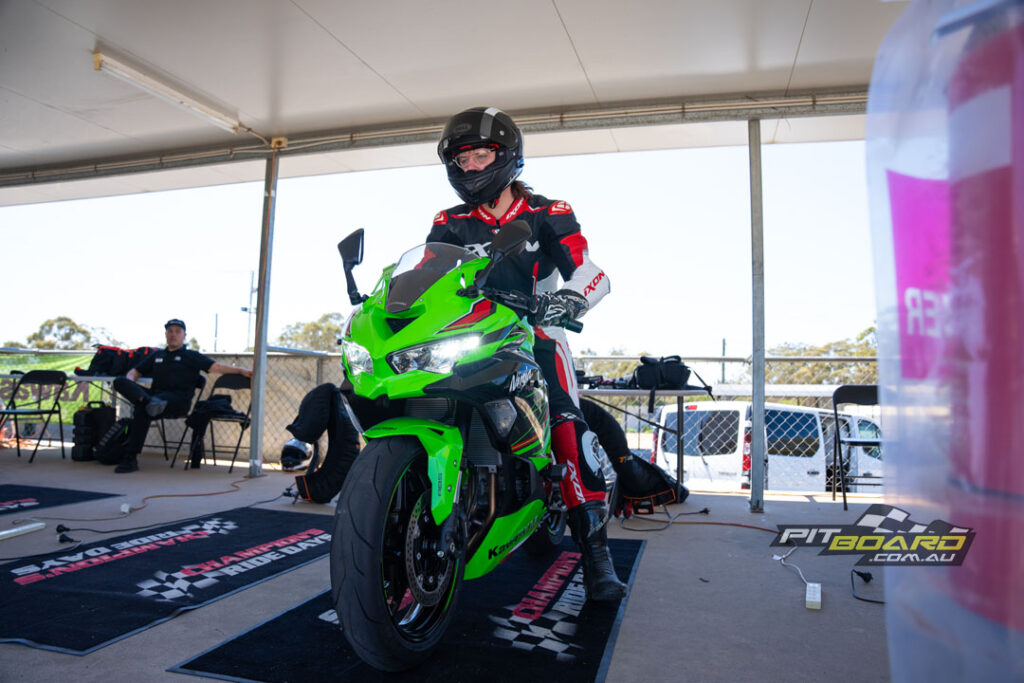 Review: 2023 Kawasaki Ninja ZX-4RR & R, Track Test! - Racing, Riding ...
